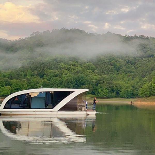 Quality 6 People Aluminum Party House Boat With Multiple Bedroom For Relaxing Getaway for sale