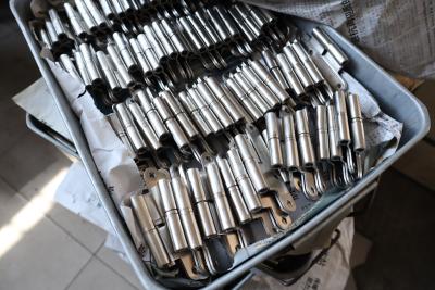 China Het rode Gebeëindigde Ijzerstaal lanceert 1.4mm 320mm H Kabinetsscharnieren Te koop