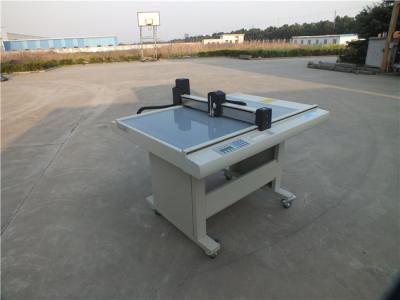 China Muestra del trazador del cortador de película del tablero de papel que hace la impresión de color automatizada Digitaces de la máquina en venta