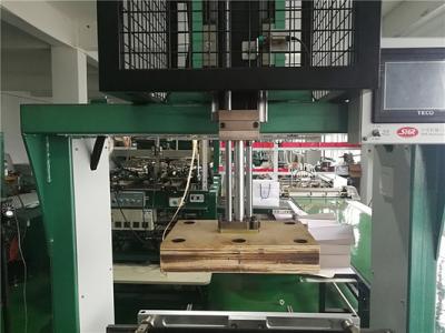 China Máquina de empilhamento de caixas rígidas de papelão / Máquina de controlo PLC Alta eficiência à venda