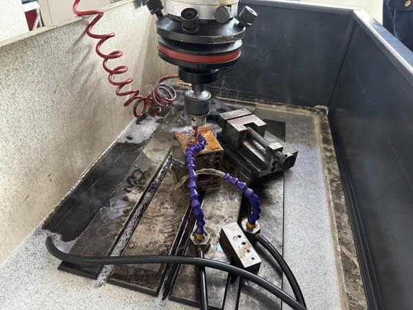 Quality Z-axis CNC Metal EDM550 Die Sinker Electronic Discharge Machine for sale
