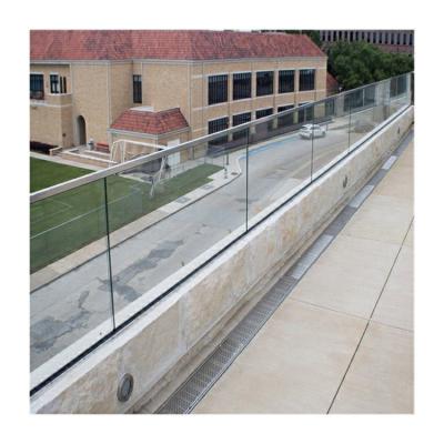 Cina U base balustrade glass brackets clamps flat roof railing systems in vendita
