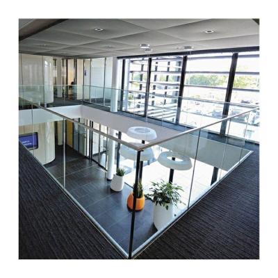 Cina Glazing shoe base glass patio railing systems patio barrier railing in vendita