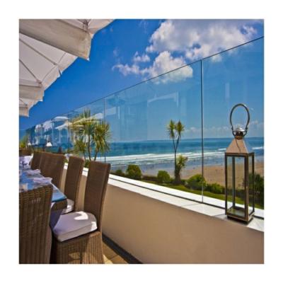 China Galvanised u base fence glass balustrade clamps suppliers railing on terrace Te koop