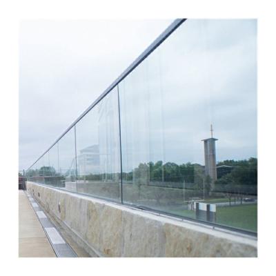 China 10mm u channel glass balustrade systems roof balustrade à venda