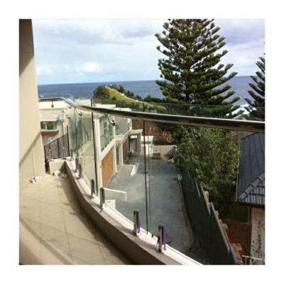 Cina Indonesia 42 inch spigot glass railing outdoor balcony spigot railing in vendita