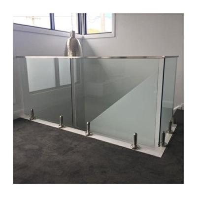 Cina Peru frameless glass spigots railing around concrete patio in vendita