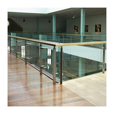中国 Ultra white glass railings balustrade designs for balcony channel system 販売のため