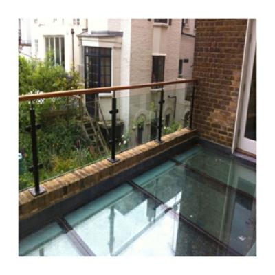 China Multilayer glass handrail balcony safety fence deck glass balusters à venda