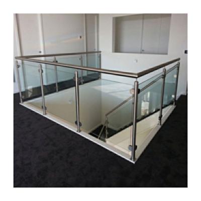 Cina Ultra white glass handrail concrete patio railing safty glass decorative railing in vendita