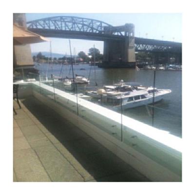 Cina 12mm glass railing roof guardrail system railing post system in vendita