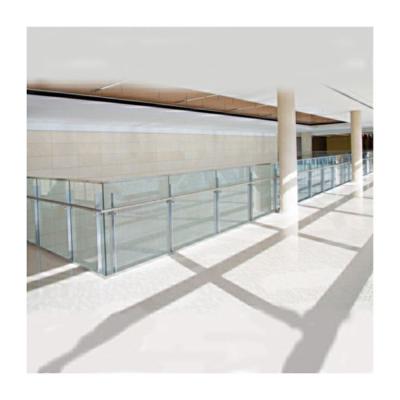 中国 Low iron glass guardrail patio windbreak fence ultra white glass clear railing 販売のため