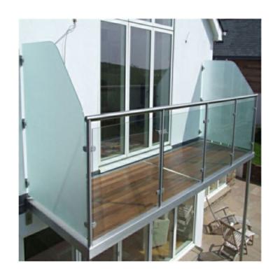 Cina Ultra White Balustrade Glass Railing Handrail Timber Balcony Scenic Glass Fencing in vendita