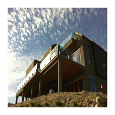 Cina Ultra White Balustrade Glass Railing Handrail Timber Balcony Scenic Glass Fencing in vendita