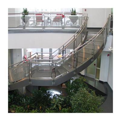 Cina Arch Curved Wooden Staircase With Qatar Stairway Gate Solid Steps in vendita