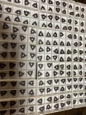 Cina L'esterno dell'OEM a destra e a sinistra che infila inserisce con rivestimento nero/giallo/rame in vendita