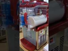 De koffiemachine van Margarita heeft twee rekenmachines.