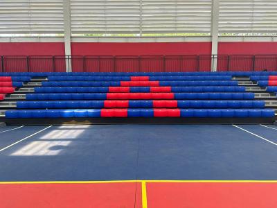 China angepasste Rückziehbare Bleacher Sitze gerade oder gebogene Konfiguration und Länge zu verkaufen