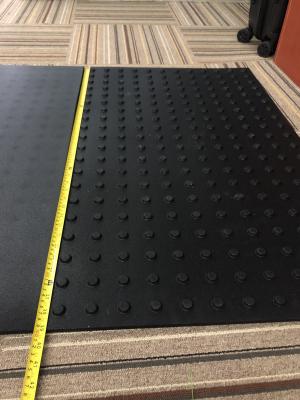 Китай Тактильное резиновое напольное покрытие 60x100 см, амортизирующий коврик для спортзала продается