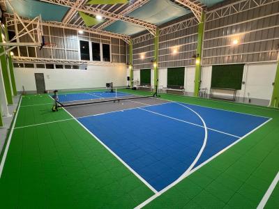Cina Sistema di pavimenti sportivi con piastrelle di PP blu rosso per campi interni e esterni in vendita