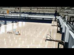 Sistema di controllo elettrico per tenda divisoria colorata per la separazione del campo sportivo