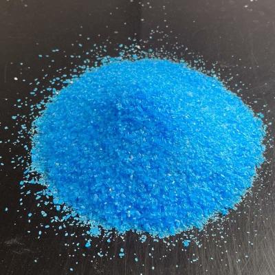 Cina Solfato di rame Trattamento dell'acqua Additivo per mangimi Cristalli di solfato di rame anidro Materia prima chimica 98,5% in vendita