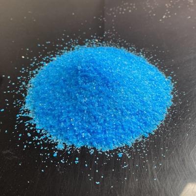 Cina Solfato di rame Trattamento dell'acqua Additivo per mangimi Cristalli di solfato di rame anidro Materia prima chimica 98,5% in vendita