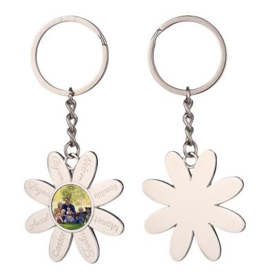 China Flower Shape Metal Sublimation Keyring DIY Printing Photo Lovers Flower Necklace for sale