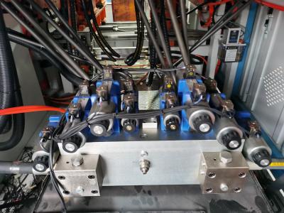 Cina Doppia stazione alta velocità della macchina dello stampaggio mediante soffiatura del barilotto di 1 strato per la bottiglia di plastica in vendita