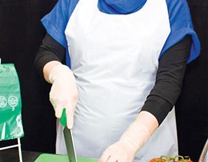 China HDPE Polyethylene Disposable Apron on the roll V16 for sale