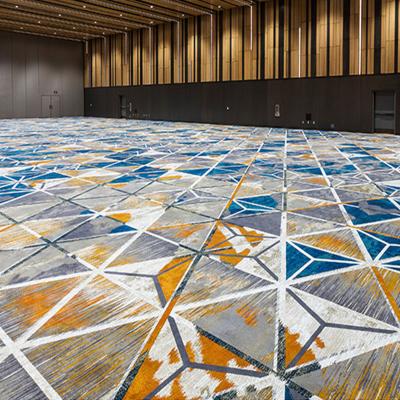 China Alfombra de suelo de lana de lujo con patrón floral diseñado a medida para hoteles y cines en venta