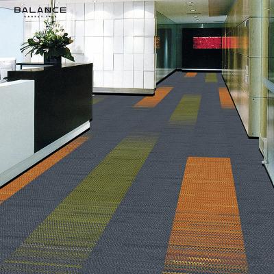 Cina Piastrelle di tappeto in PVC modulare con supporto in PP 50x50 per uffici commerciali Spessore totale 6,0 mm in vendita