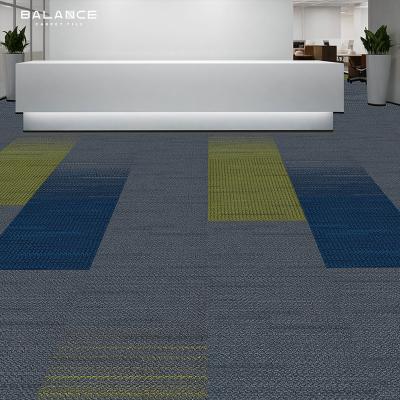 Cina Piastrelle di tappeto in PVC modulare con supporto in PP 50x50 per uffici commerciali Spessore totale 6,0 mm in vendita