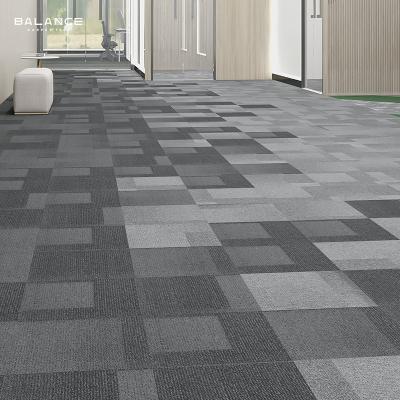 Китай 50x50 нейлоновые толстые коммерческие офисные ковровые плитки с многоуровневой конструкцией петли продается