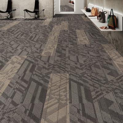 China Commerciële moderne nylon tapijttegels Tufted Abstract Kussen 50x50 PVC PP voor hotel Te koop