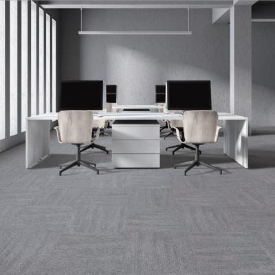 Cina Pavimenti per uffici commerciali e alberghieri Lavabili Piastrelle di tappeto in nylon geometrico moderno con supporto in PE in vendita