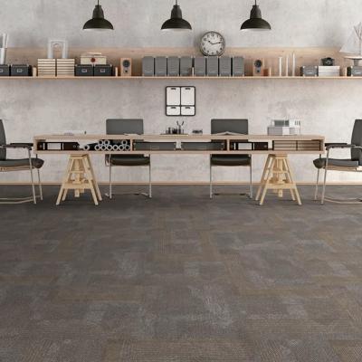 Cina Pavimenti per uffici commerciali e alberghieri Lavabili Piastrelle di tappeto in nylon geometrico moderno con supporto in PE in vendita