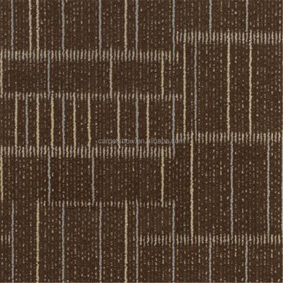 Cina 460 g/mq Peso della pila Piastrelle di tappeto di design a strisce 100% PP per progetti alberghieri per uffici in vendita