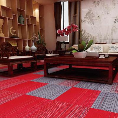 中国 インテリア用のループパイルパターンで四角色の赤色グラデントアートデコのカーペットタイル 販売のため