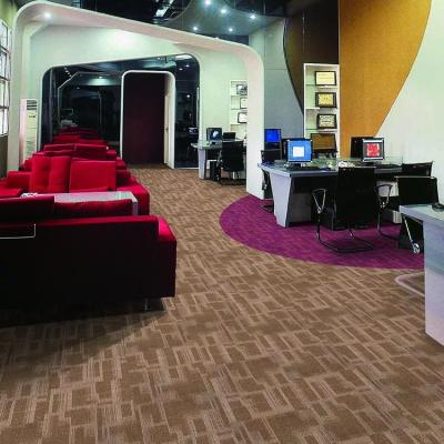 Cina Carpetto di piastrelle di colore viola non tessuto, di forma commerciale e quadrata, con bellissimo disegno in vendita