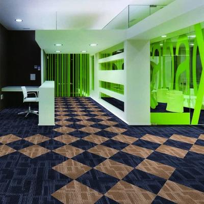 Cina Carpetto di piastrelle di colore viola non tessuto, di forma commerciale e quadrata, con bellissimo disegno in vendita