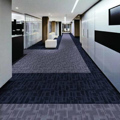 Cina Carpetto di piastrelle di colore viola non tessuto, di forma commerciale e quadrata, con bellissimo disegno in vendita