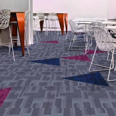 Cina Carpetto di piastrelle di colore viola non tessuto, di forma commerciale e quadrata, con bellissimo disegno in vendita
