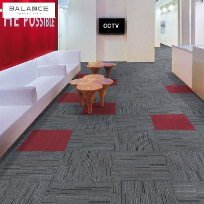Cina Piastrelle di tappeto di sostegno in PVC a strisce grigie 50x50 Quadratura in vendita