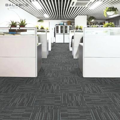 Cina Piastrelle di tappeto di sostegno in PVC a strisce grigie 50x50 Quadratura in vendita