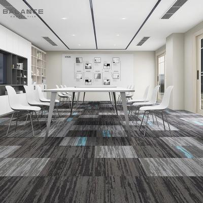 China Tapete de escritório modular 50x50 peso de pilha 520g/m2 quadrado azulejos de tapete removíveis de luxo à venda