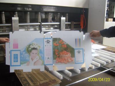 Cina Macchina imballatrice tagliante 115pcs/min del cartone automatico per i cartoni variopinti in vendita