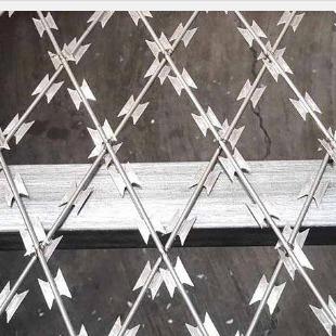Cina Saldatura Concertina Razor Wire 12 pollici bobina di diametro prigione per recinzione di sicurezza pesante in vendita