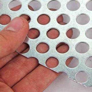 Cina Fogli di metallo perforato galvanizzato in acciaio inossidabile di alluminio per schermi decorativi e filtri in vendita