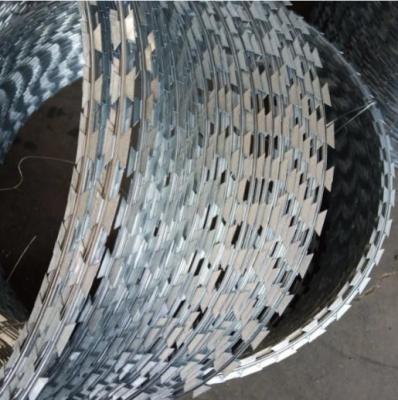 Cina Galvanized PVC Stainless Steel Concertina Razor Barbed Wire Bto-22 Bto-60 Cbt-65 Fencing Wire Price in vendita